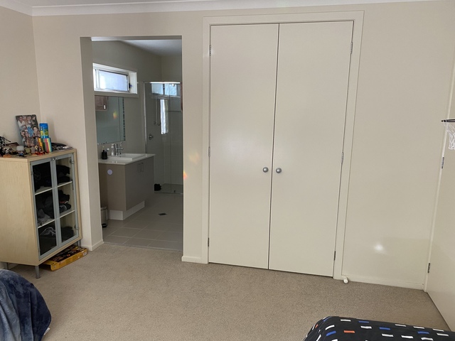Room for rent Newport, Australia - Large Room with Ensuite to rent.